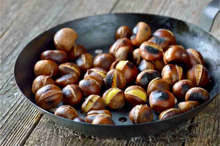 Castagne in padella, la ricetta per preparare una bontà d'autunno in ...
